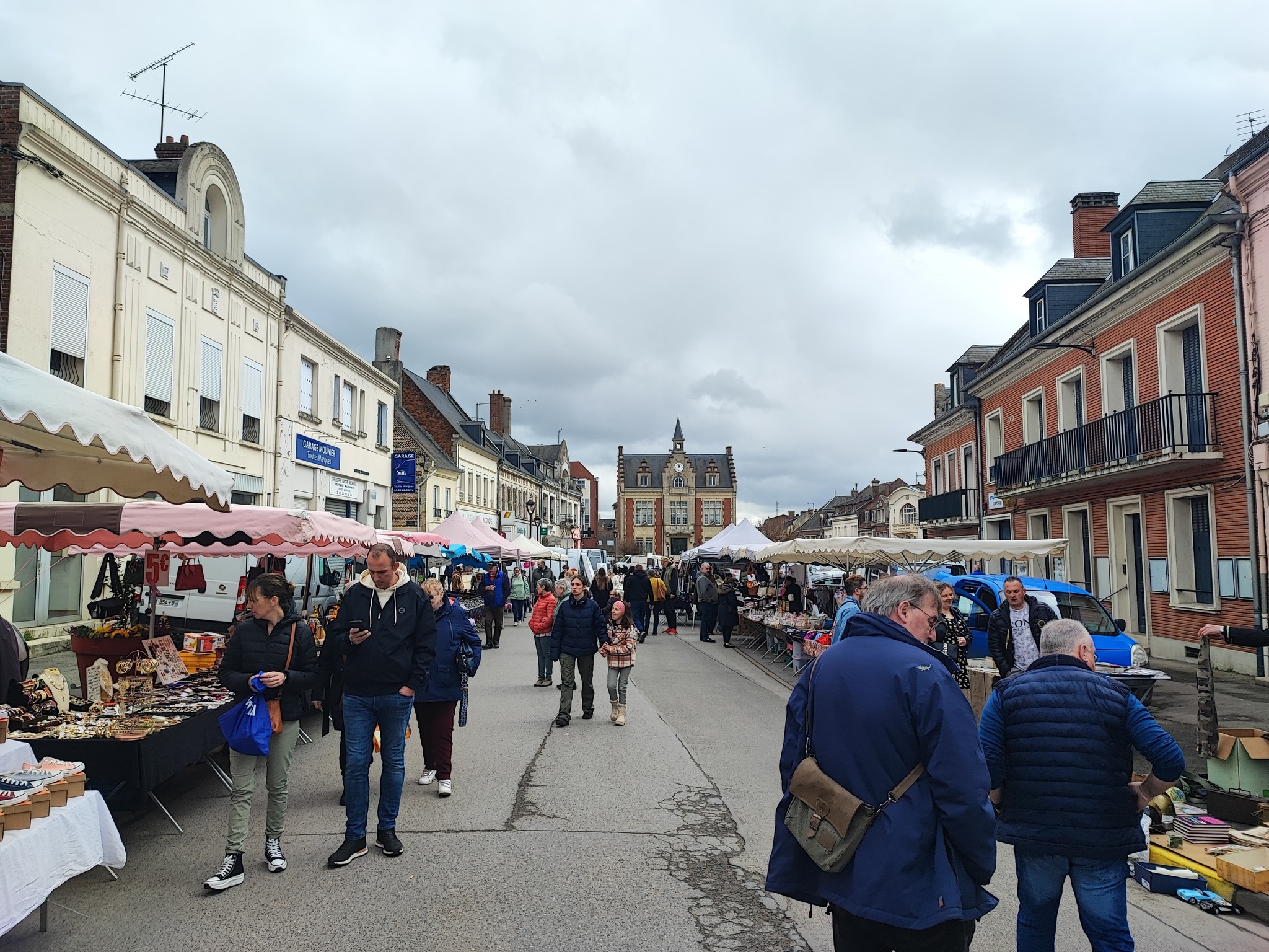La foire d’Oculi sous le soleil : un moment de partage et de traditions · Ville de Nesle